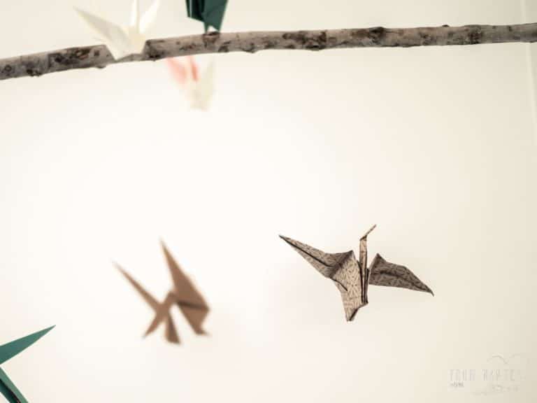 DIY – Fabriquer un mobile origami pour la chambre de bébé